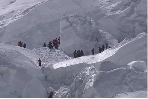 Mount Everest雪崩至少13人死亡 – News for Chinese － 舊金山灣區No.1免費華人社區報紙