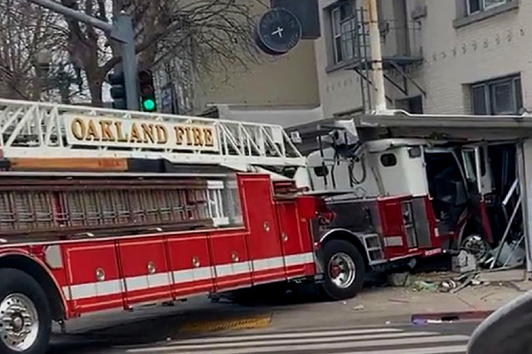 Oakland消防卡車偏向衝進建築 – News for Chinese － 舊金山灣區No.1免費華人社區報紙